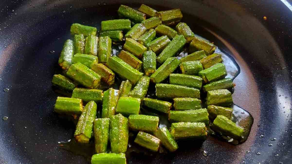 Puli Kuzhambu Recipe (South Indian Style) - Paatti's Kitchen