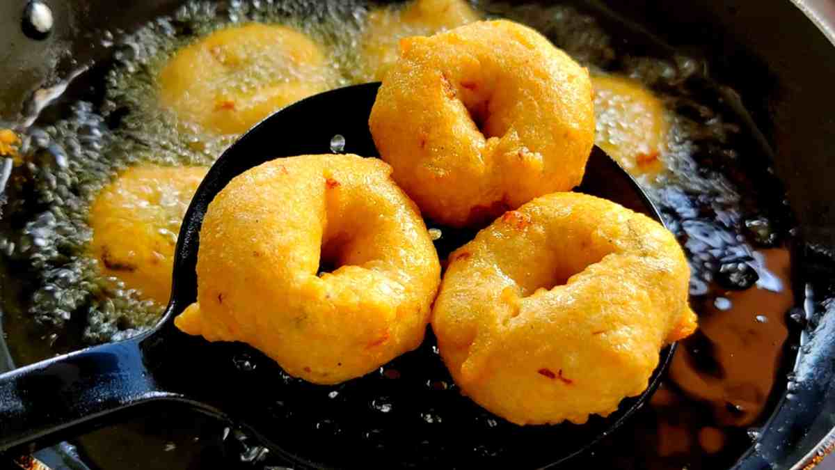 Simple Uzhunnu Vada Recipe (Medu Vada) - Paatti's Kitchen
